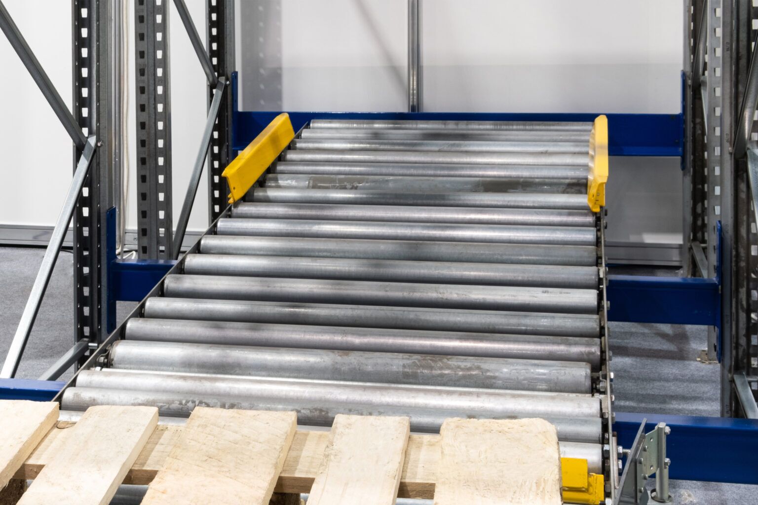 Pallet Lifting Roller Conveyor System for Glass Bottles